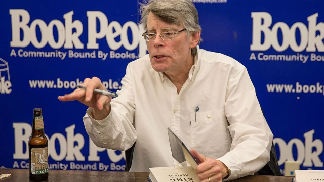Stephen King et d'autres auteurices réconfortent une autrice avec des ...